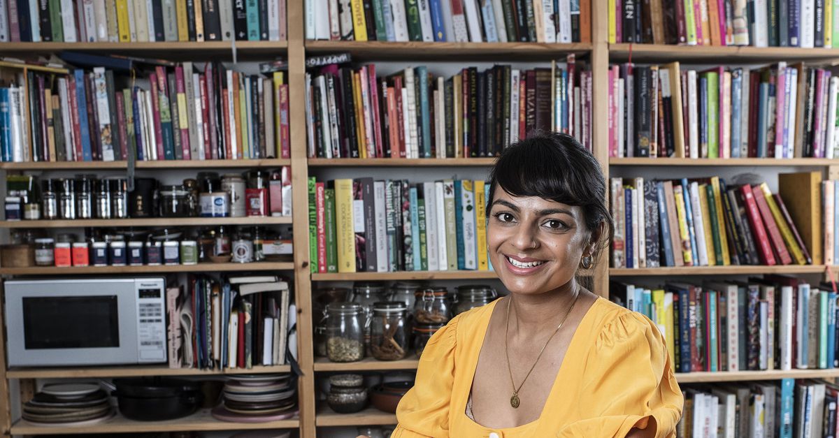 Kookboekschrijver Meera Sodha: ‘Als je bij mij thuis komt eten, krijg je deze gerechten’ - NRC