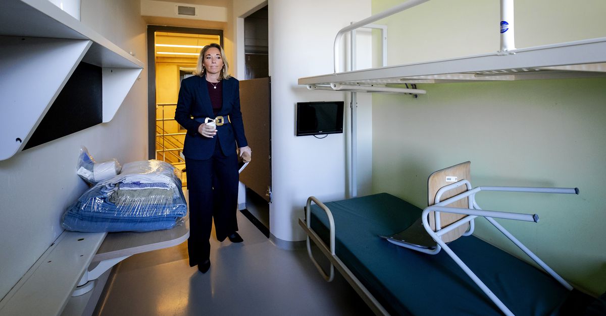 In de grootste gevangenis van Nederland zoekt Coenradie haar gelijk ...