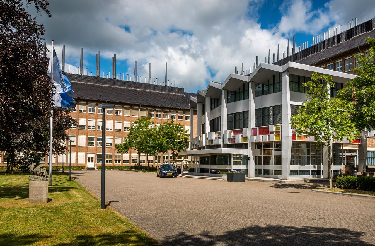 Van kunstgras tot vaccins: het RIVM ligt vaker onder vuur - NRC