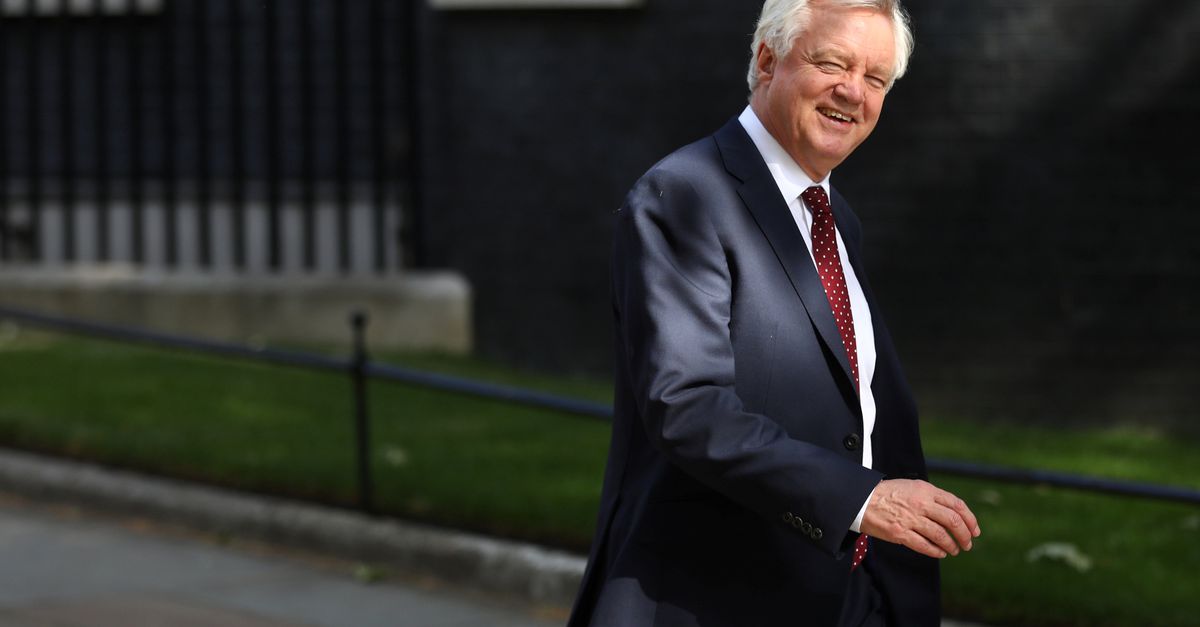 Brexit-minister David Davis stapt op - NRC