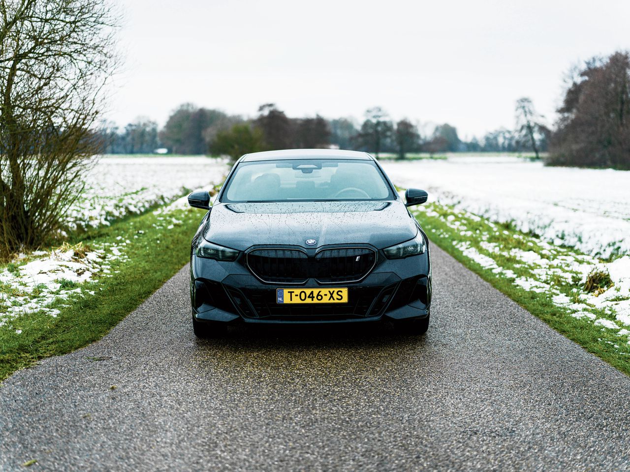 Brede auto’s als de BMW i5 laten in parkeergarages een regenboog aan ...
