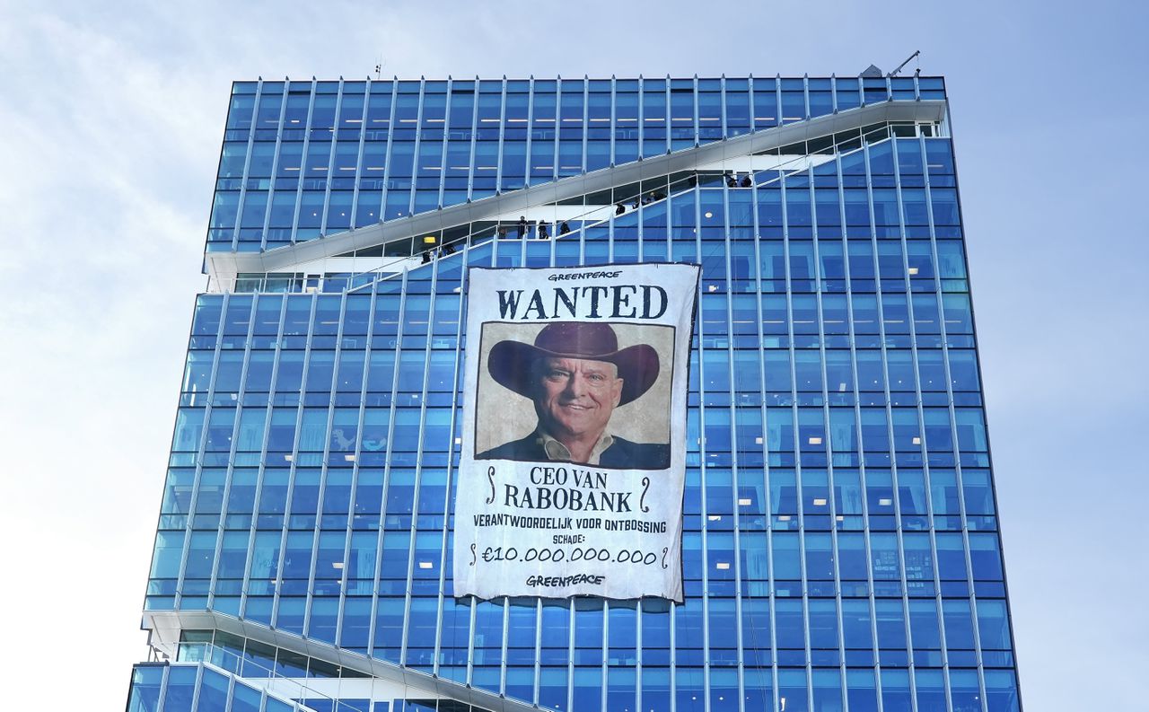 Greenpeace mag de afbeelding van Rabobank-topman Stefaan Decraene ...