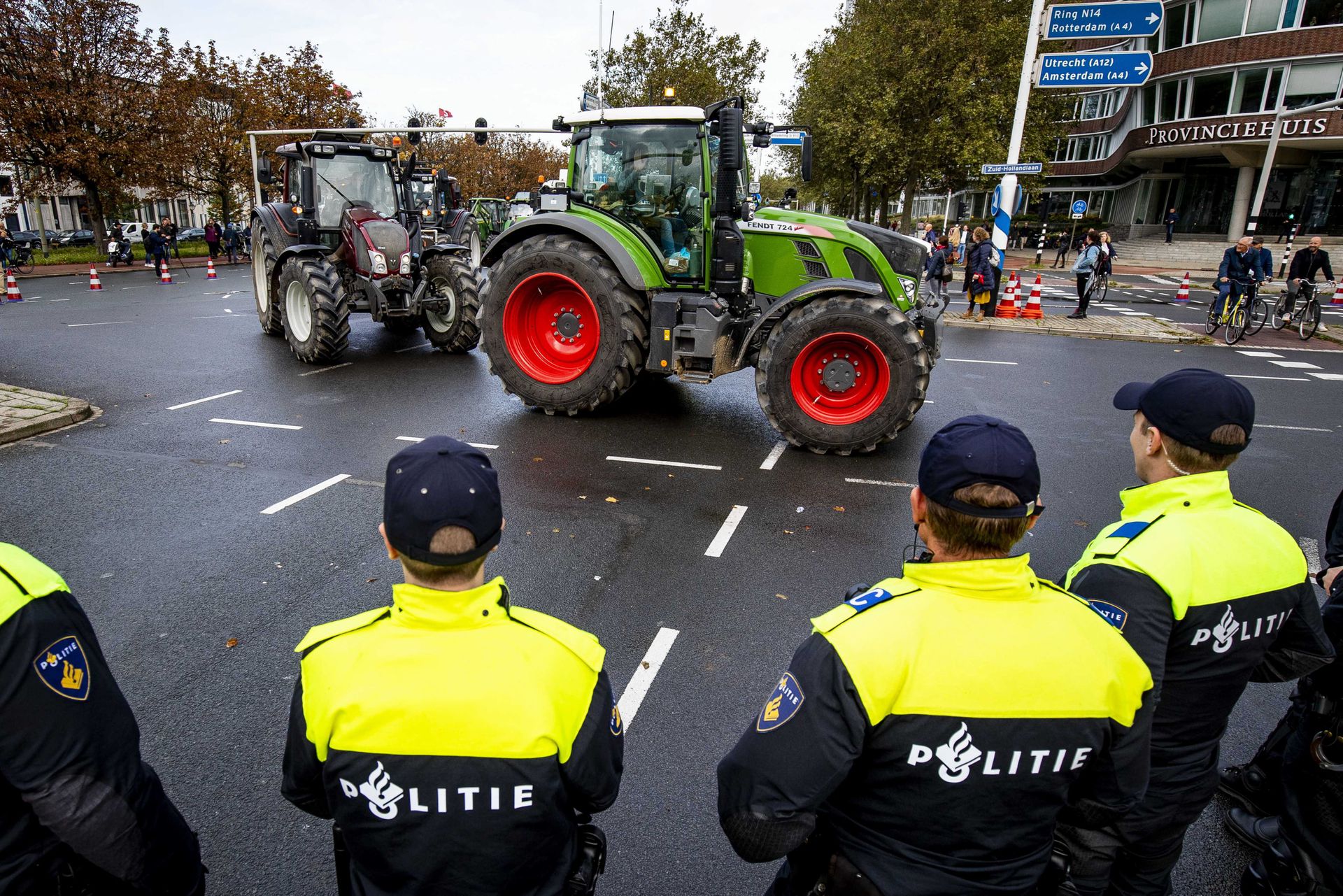 Den Haag krijgt hulp van Defensie voor afzetten wegen bij boerenprotest ...