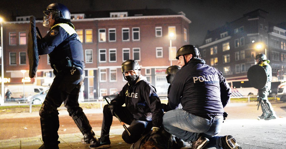 Na de rellen is de vraag: is de avondklok overhaast ingevoerd? - NRC