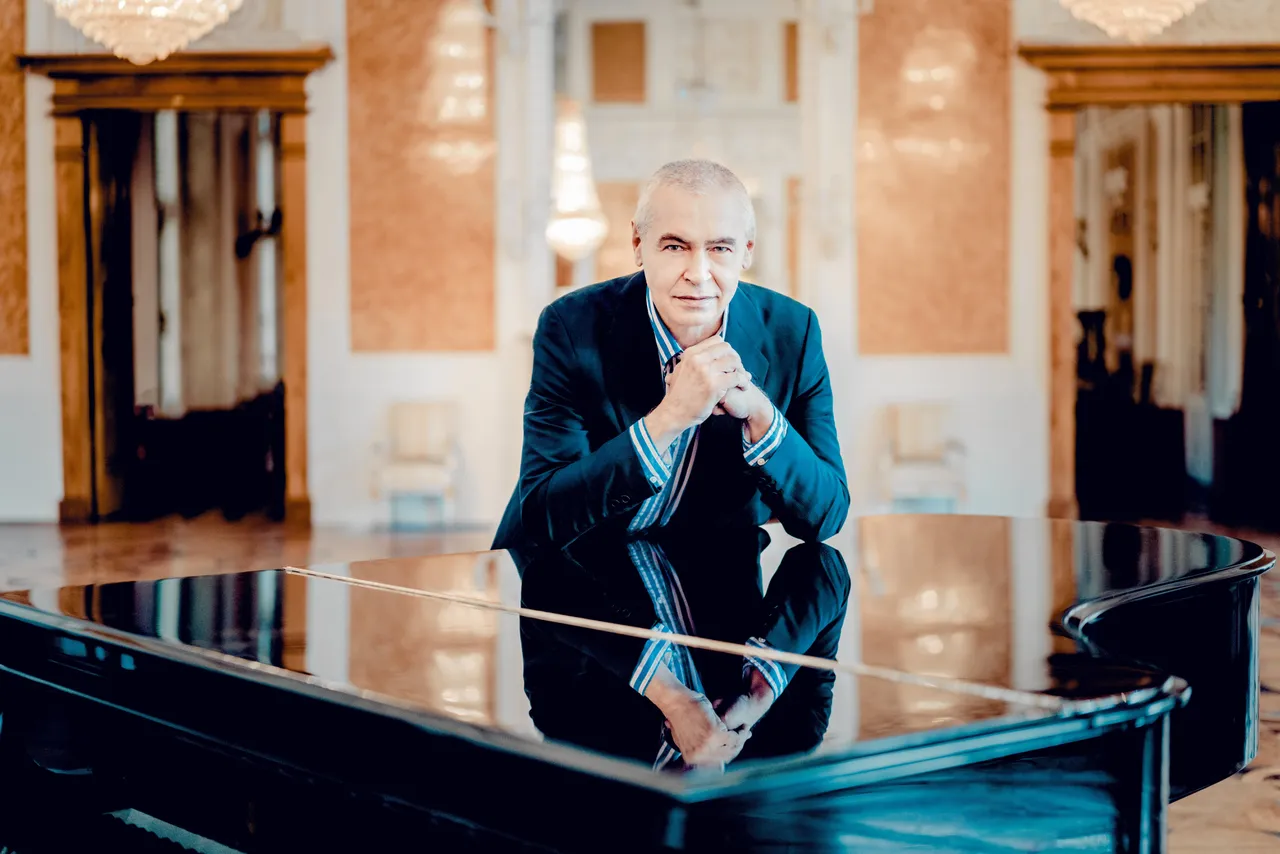 Excentrieke meesterpianist Ivo Pogorelich begeeft zich in een ...
