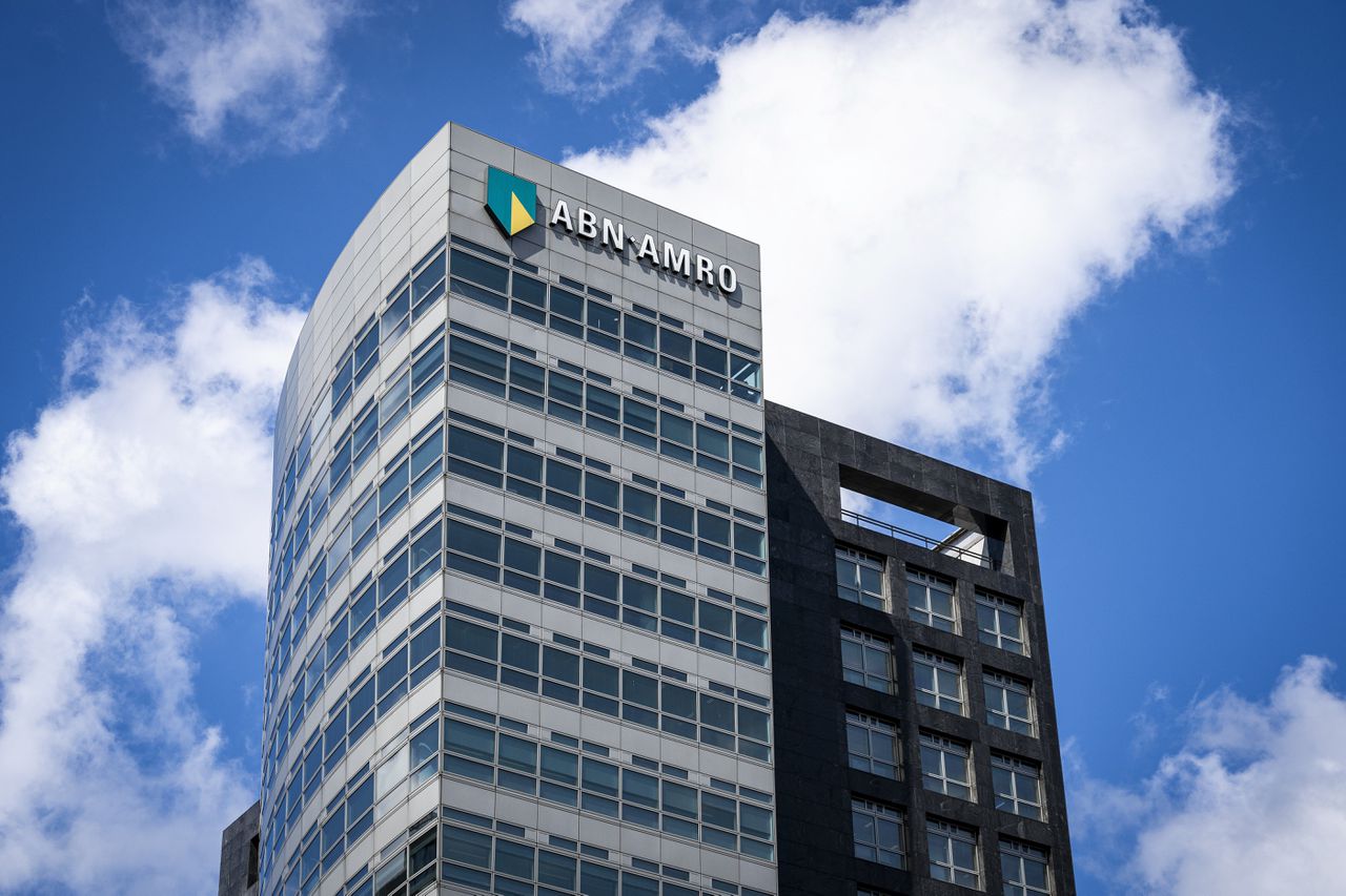 Via het eigen intranet kondigde ABN Amro aan contracten niet te ...