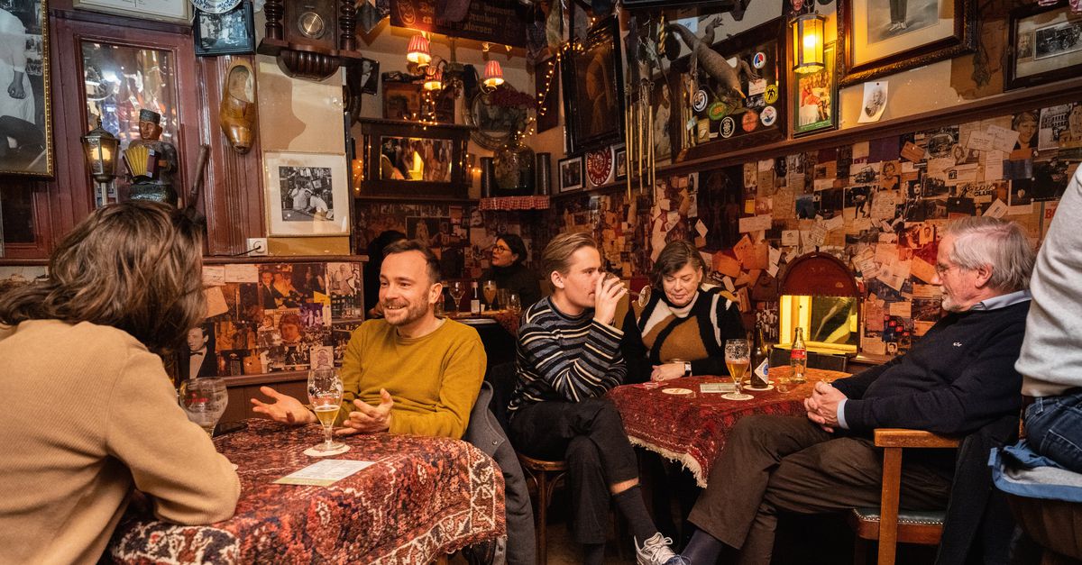 Help, de bruine kroeg verdwijnt in Amsterdam. ‘Je komt hier om te lullen, drinken kun je thuis ...