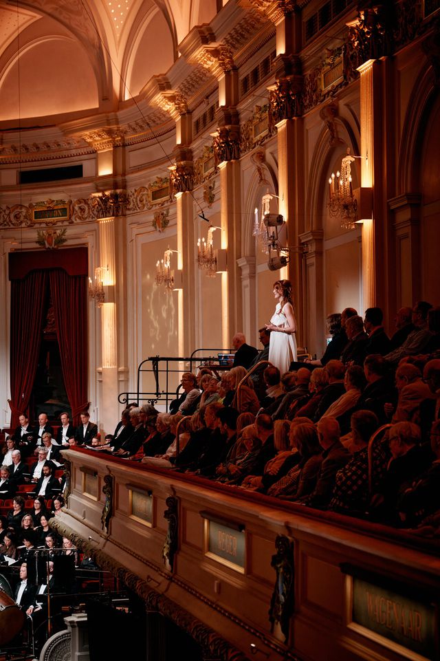 Een klein wonder: het publiek staat niet massaal op om mee te zingen aan het eind van Mahler 8 - NRC