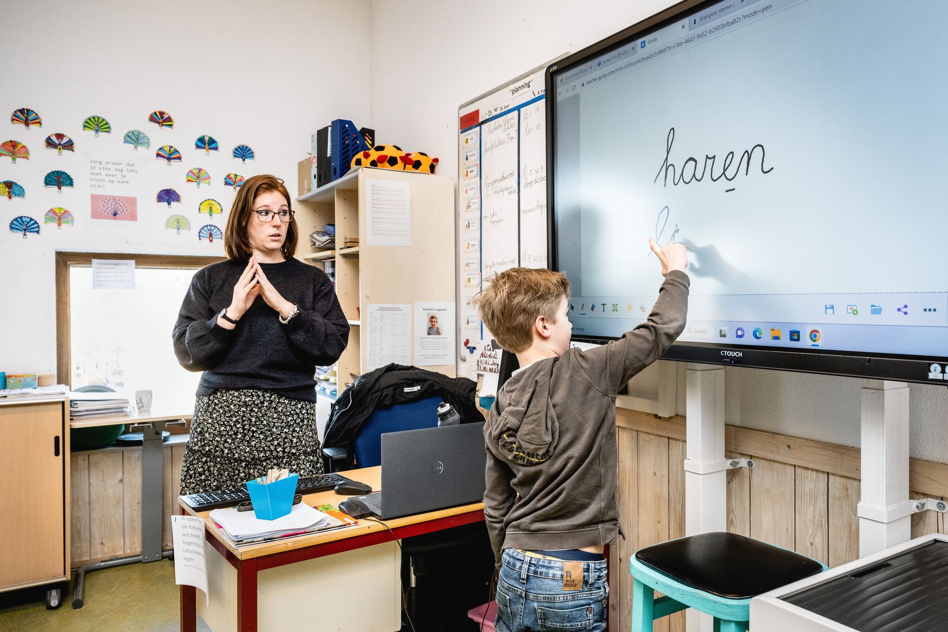 In de klas van juf Rozanne Mak heerst een verpletterende rust. Ze geeft ...