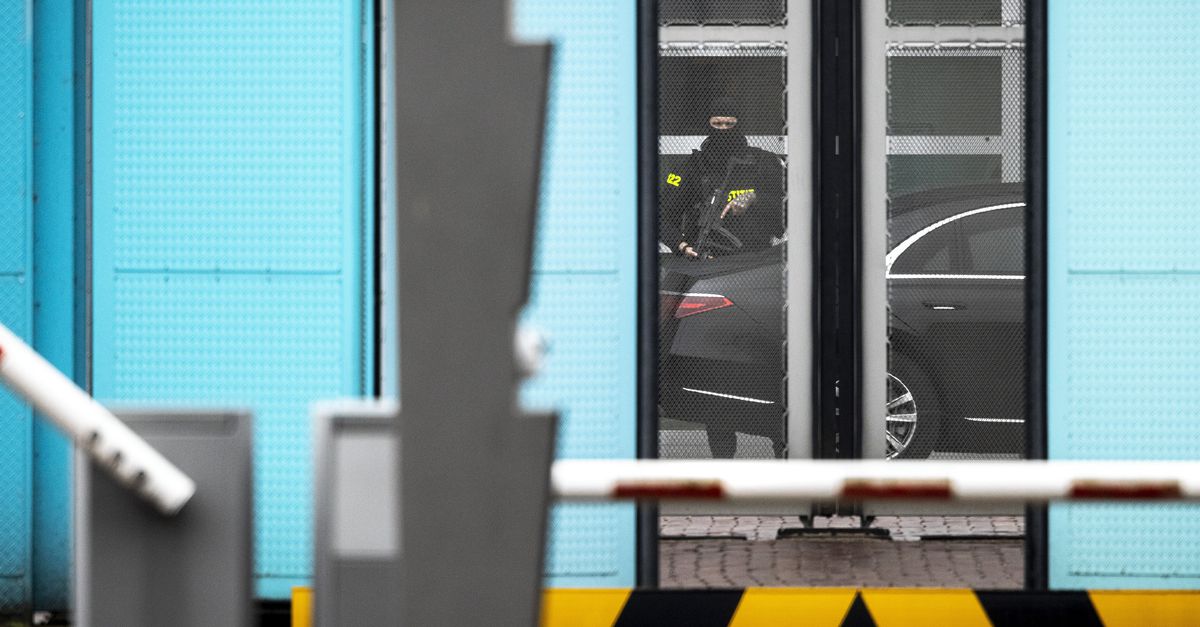 Taghi doet aangifte van schending ambtsgeheim door medewerkers EBI, OM of politie - NRC