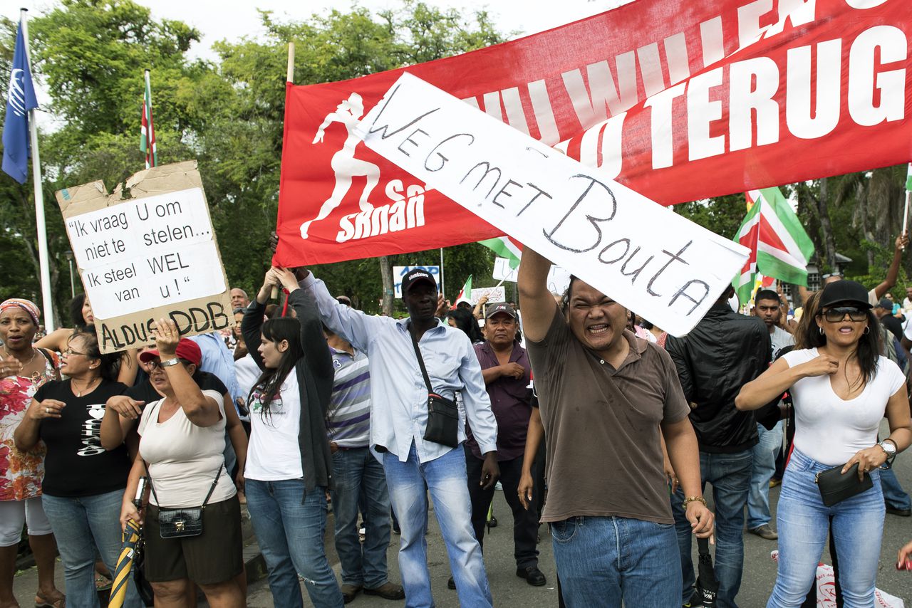 Groot protest in Suriname tegen Bouterse - NRC