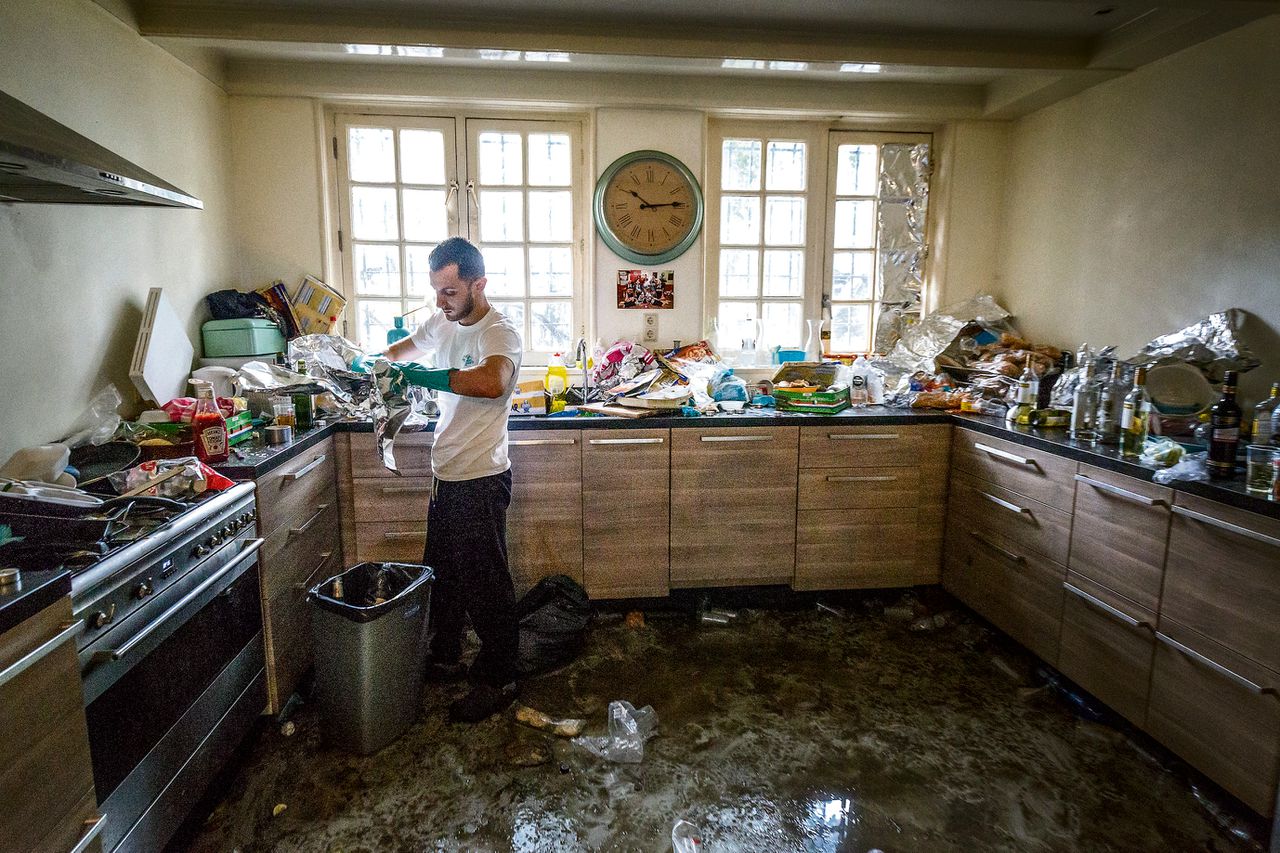 Peuken, pis en bier: dit bedrijf ruimt na een bont feest op - NRC