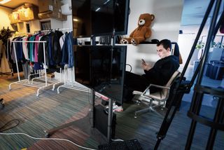 Gevluchte journalisten van TV Rain brengen de oorlog vanuit Amsterdam ...