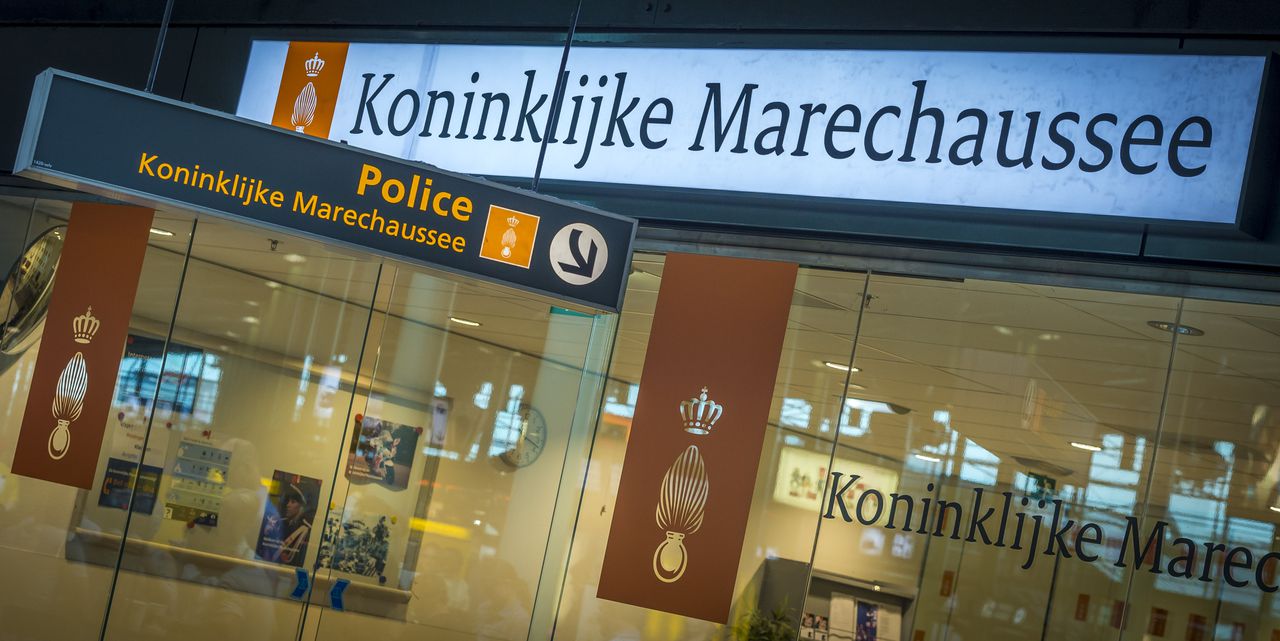Schiphol-marechaussee veroordeeld voor lekken informatie - NRC