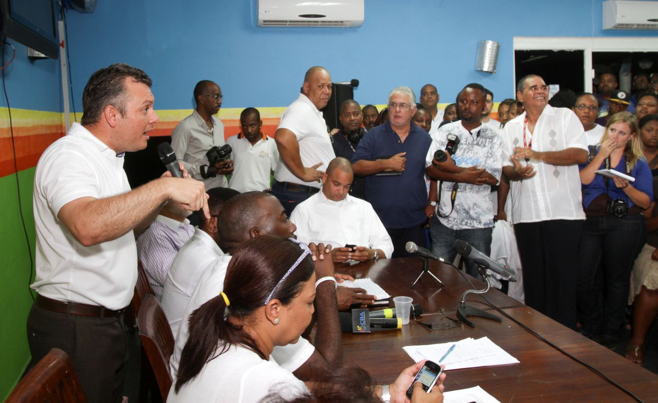Bankdirecteur wordt premier van tussenkabinet op Curaçao - NRC