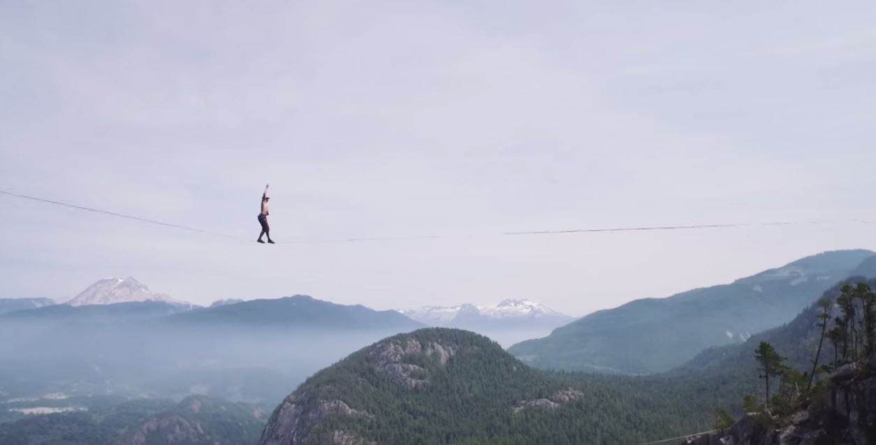 Niet kijken bij hoogtevrees: koorddansen op 290 meter hoogte - NRC