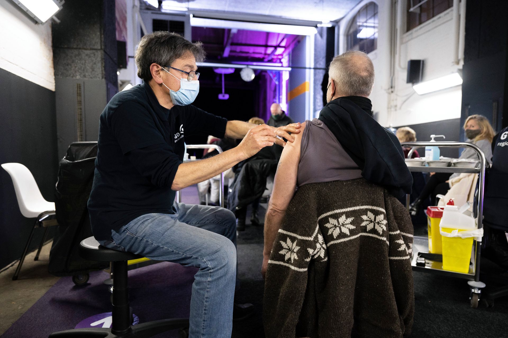 Kabinet: zorgmedewerkers en risicogroepen kunnen dit najaar nieuwe vaccinatie tegen corona halen ...