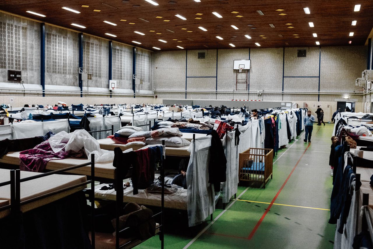 Afstand houden is lastig, in een azc - NRC