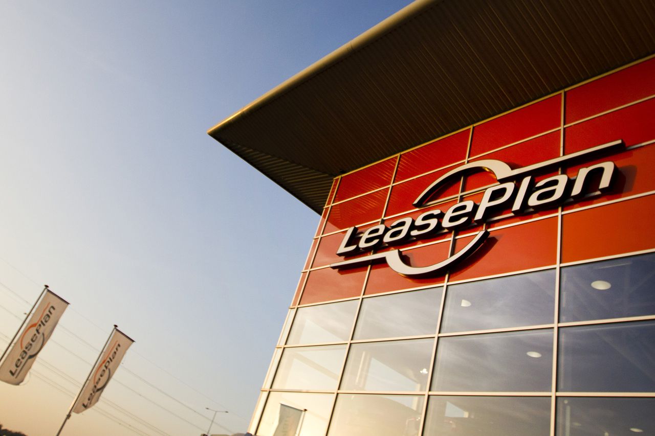De financieel directeur van LeasePlan Nederland kijkt neer op het ...