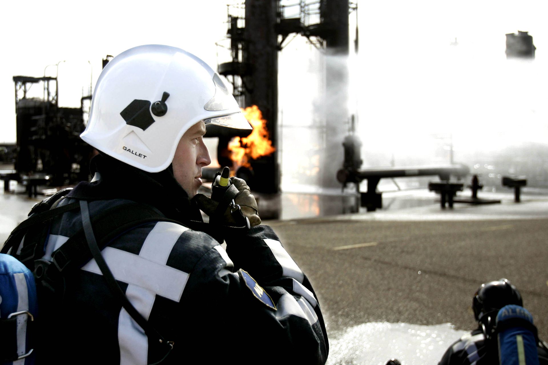 ‘Brandweer stopt deels met gebruik C2000-portofoons’ - NRC