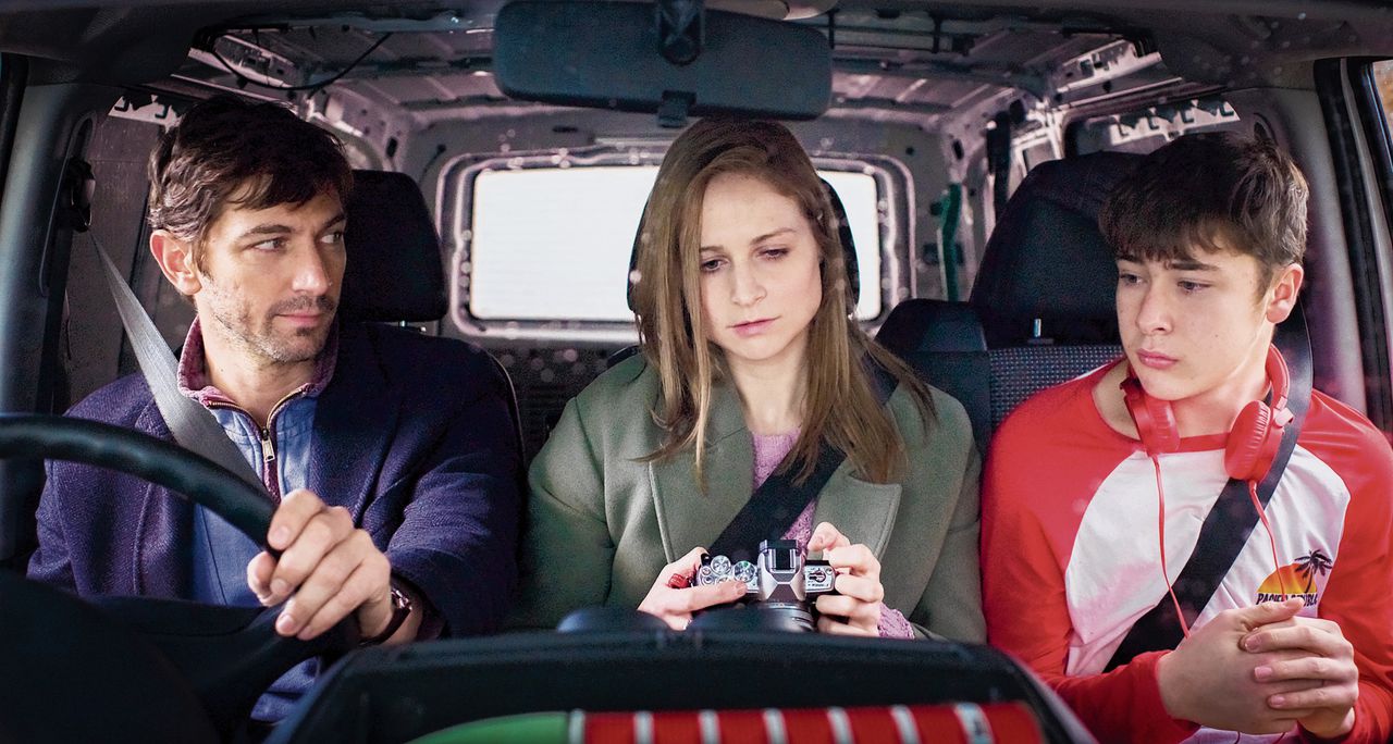 ‘The Last Right’: op roadtrip met een afbreekbare doodskist - NRC