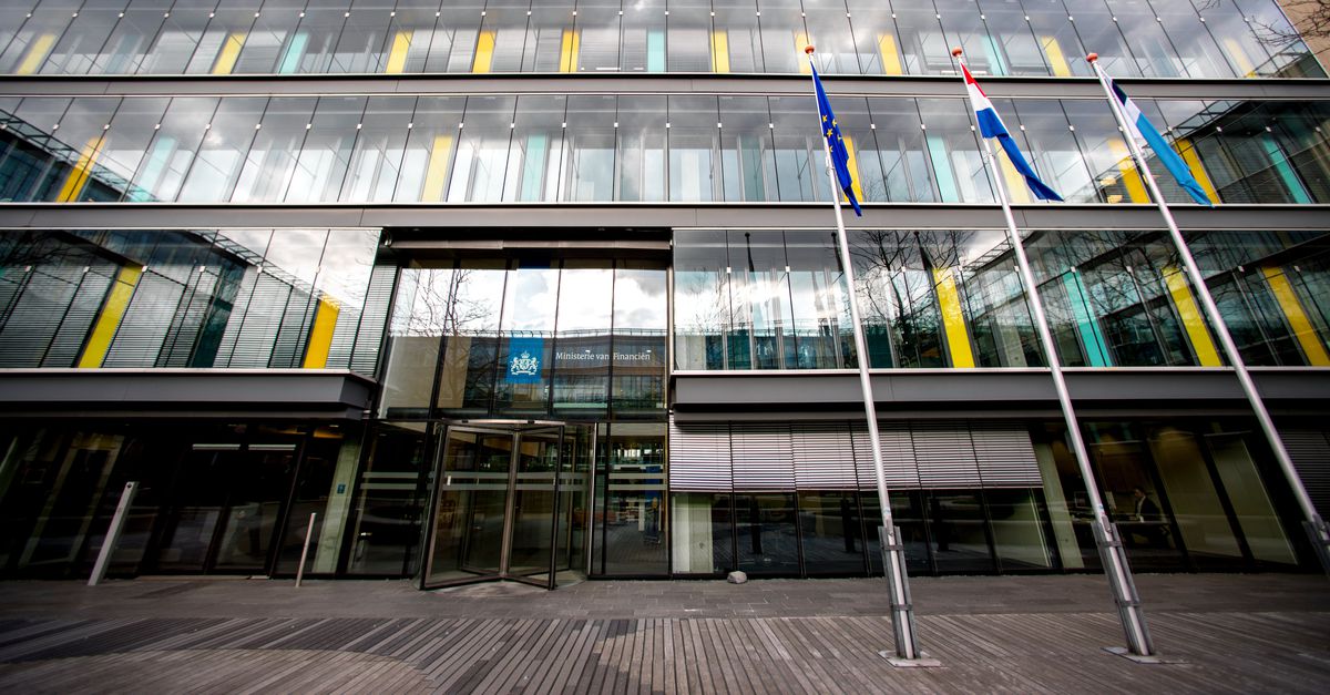 Ministerie van Financiën doet aangifte tegen Belastingdienst om toeslagaffaire - NRC