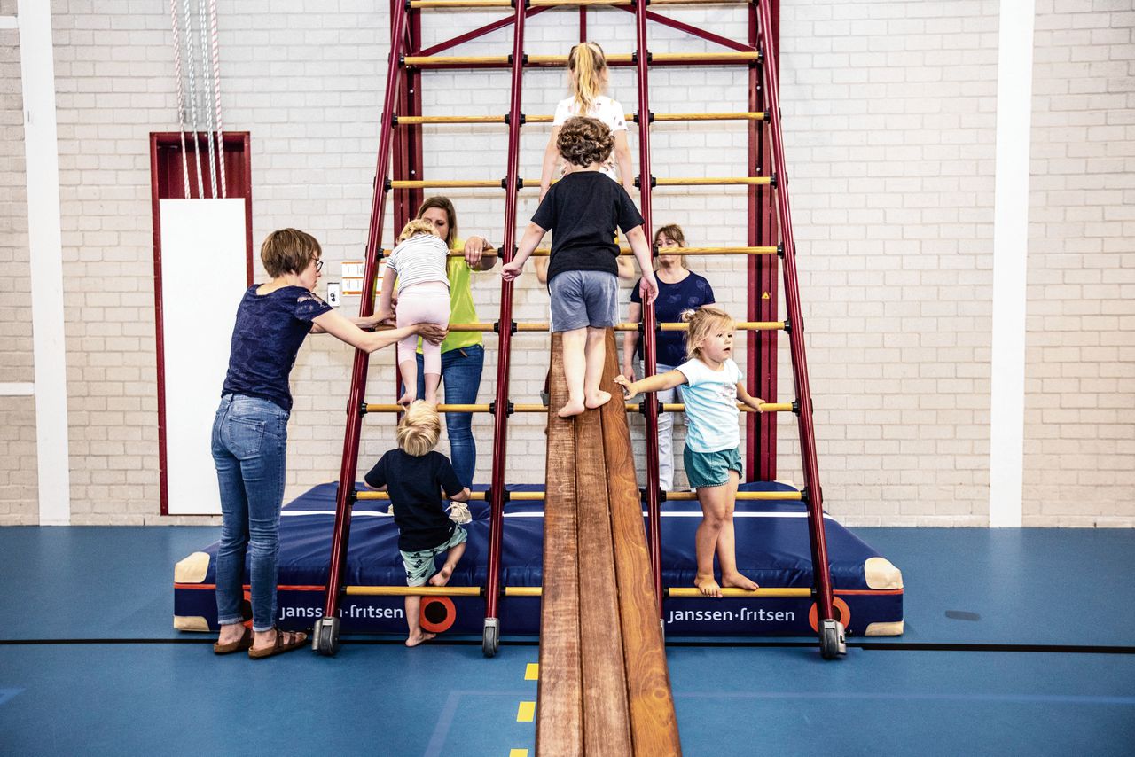 Kan een kind geen koprol meer? De sportclub repareert het zelf wel ...