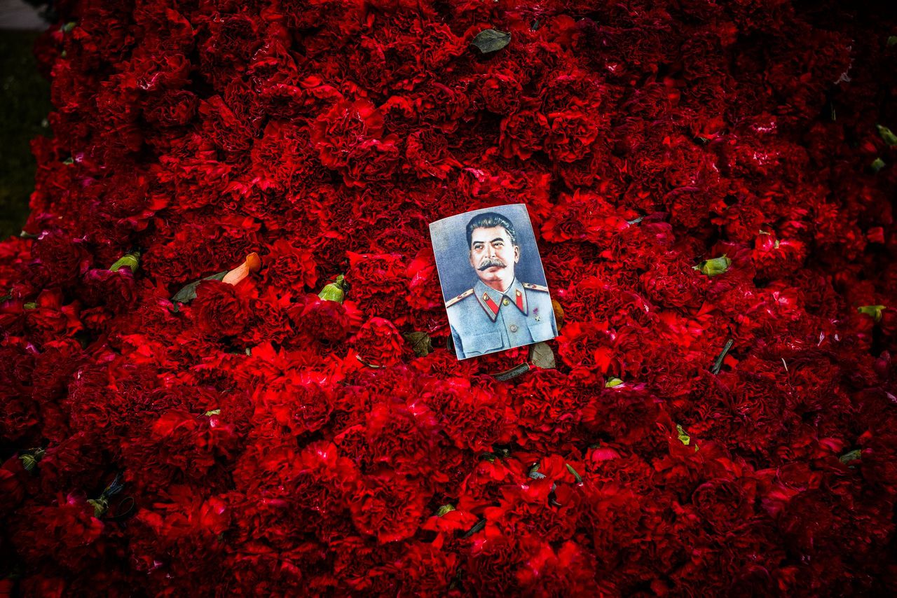 Oksana Vasjakina laat in haar fascinerende debuutroman zien dat Stalin ...
