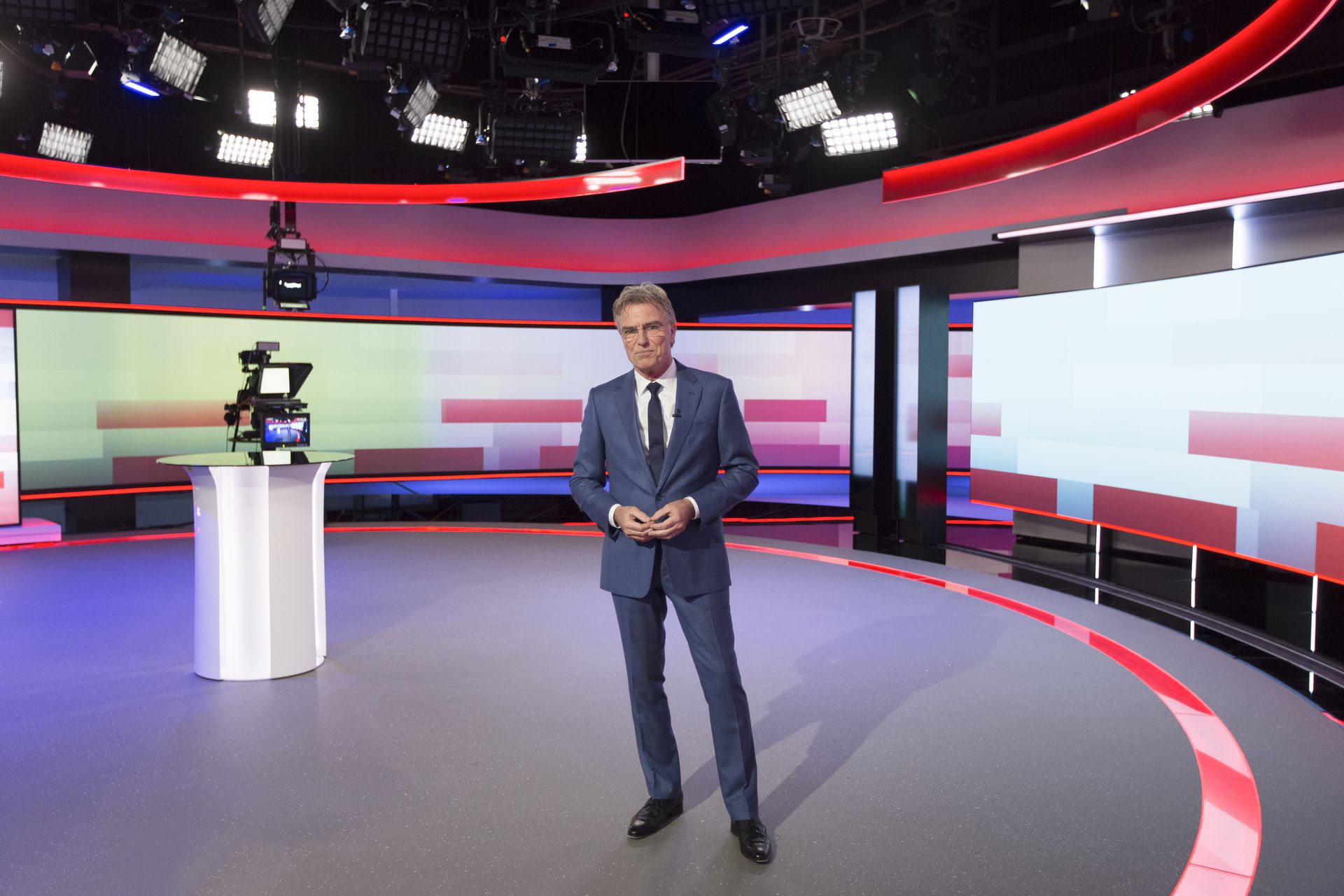 De nieuwe multi-inzetbare studio van het NOS-Journaal - NRC