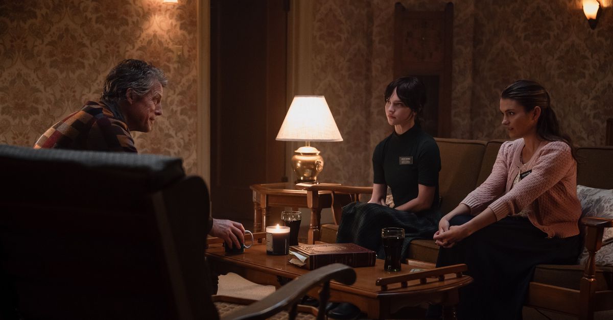 Hugh Grant: ‘Ik leviteer elke maand boven mijn eigen bed’ - NRC