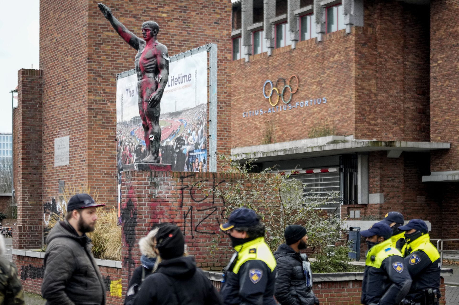 Standbeeld met ‘Hitlergroet’ mag in trappenhuis Olympisch Stadion ...