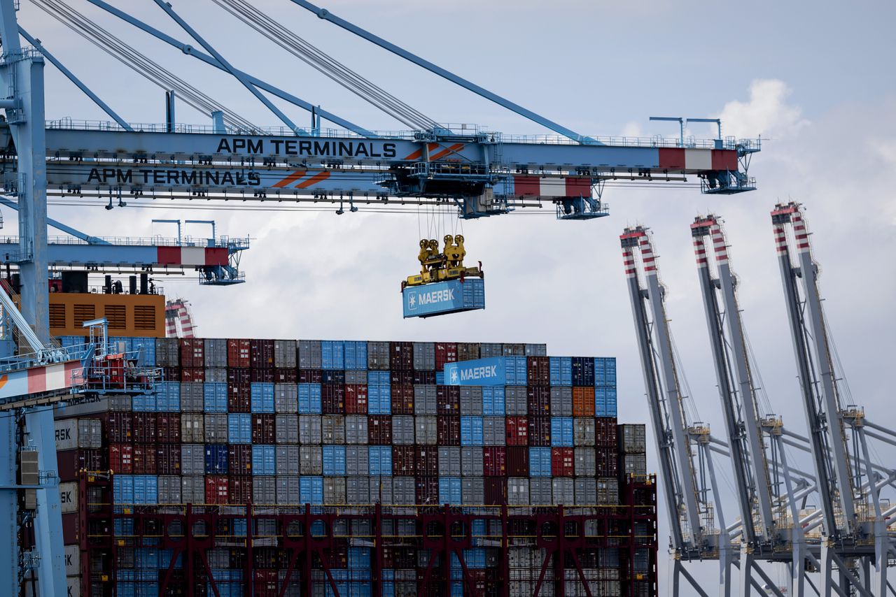 Havenbedrijven willen staking sjorders via rechter stoppen - NRC