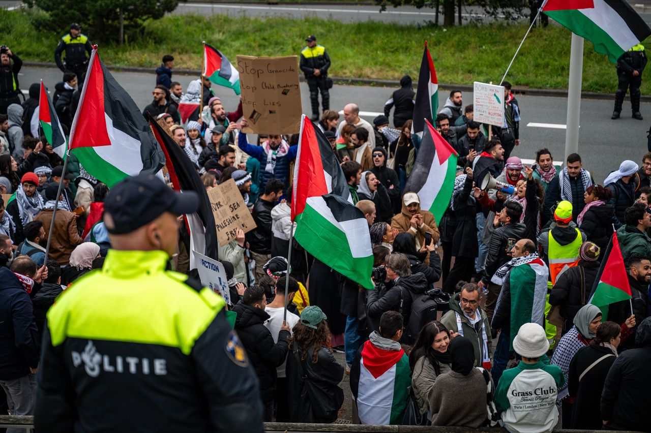 Politie grijpt in bij pro-Palestijnse demonstratie in Den Haag - NRC