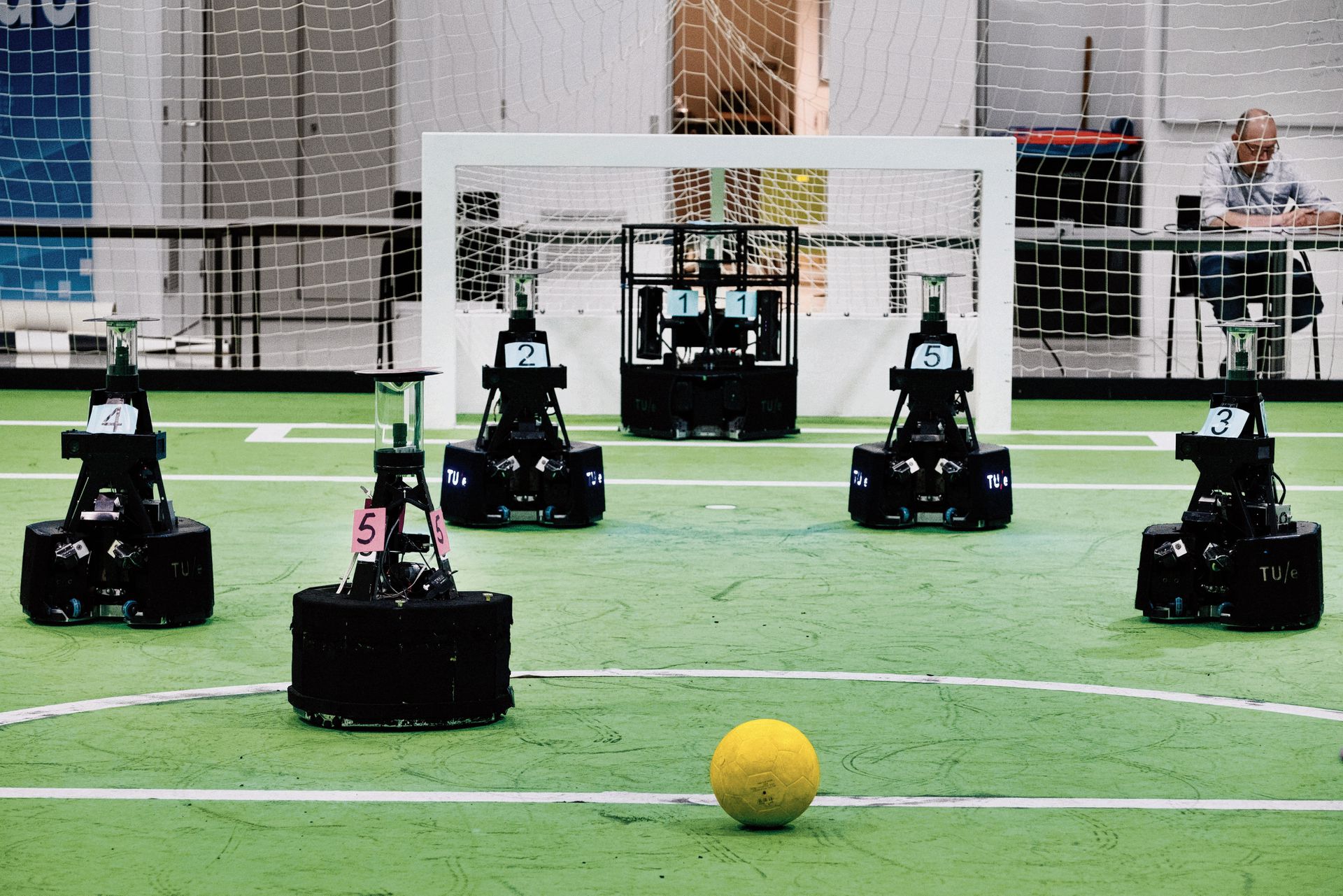 Voetbalrobots hebben nu een loepzuiver en dodelijk schot - NRC