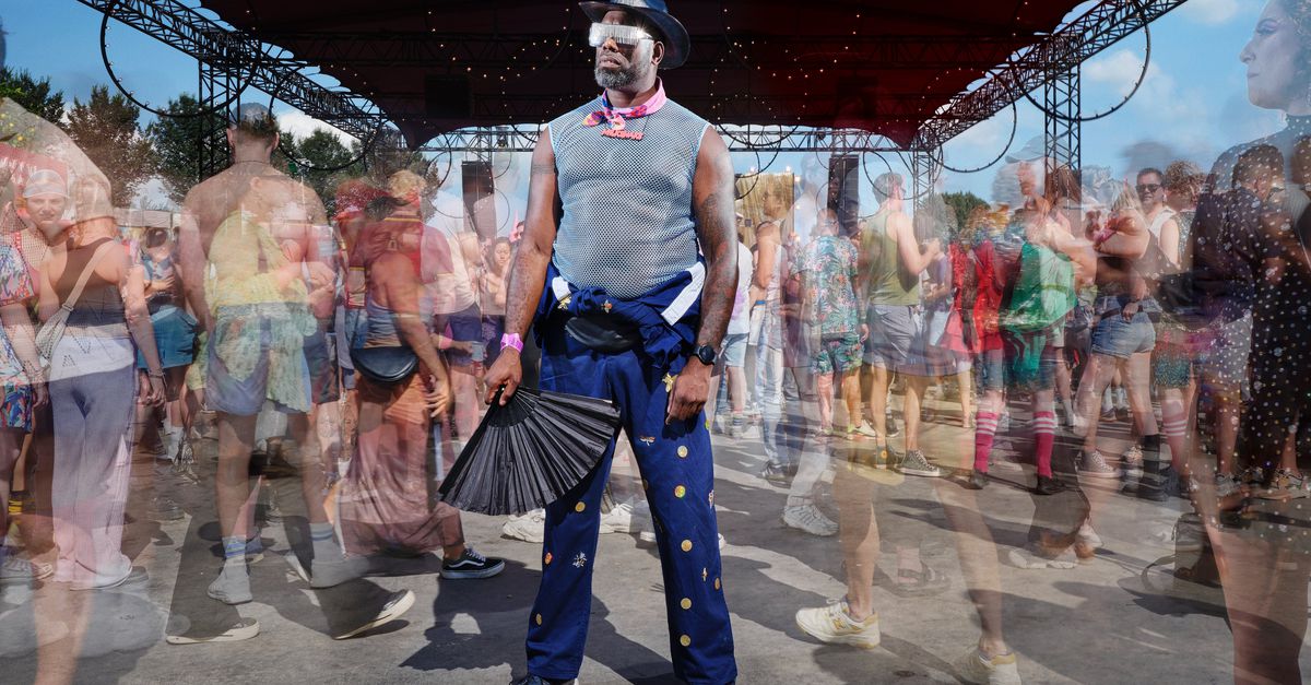 Eddo Hartmann fotografeerde festivalgangers die een paar seconden uit de gekte stapten - NRC