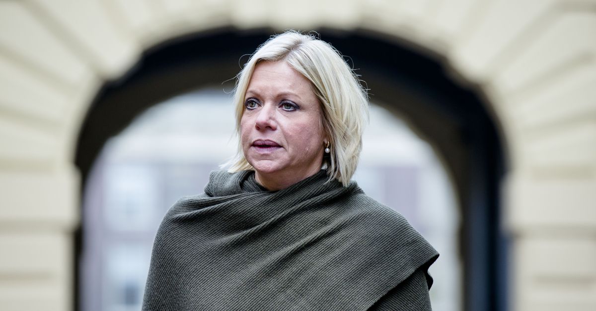 Minister Hennis verkozen tot ‘machtigste vrouw 2015’ - NRC