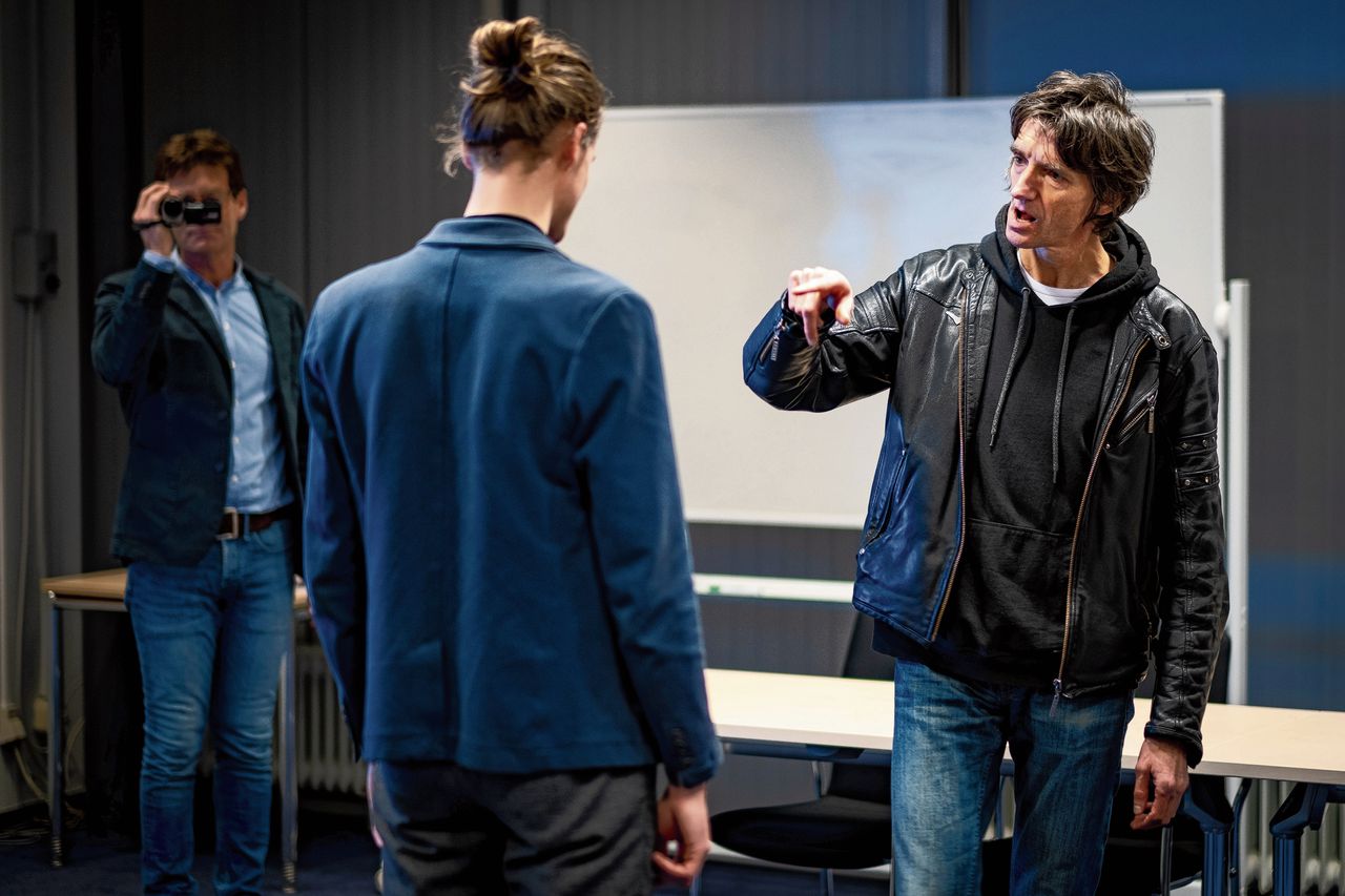 ‘Haal die Teflon-glimlach van je bek!’ - NRC