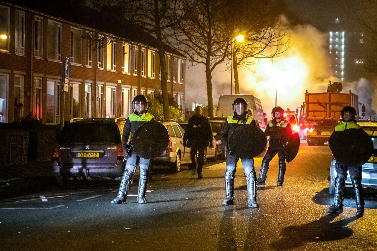 Geen verdubbeling geweld tegen agenten tijdens jaarwisseling - NRC
