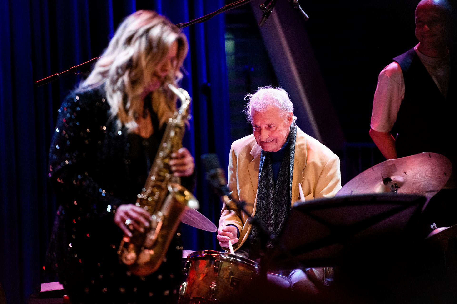 Teder is het sleutelwoord op verjaardagsconcert van de 90-jarige John ...