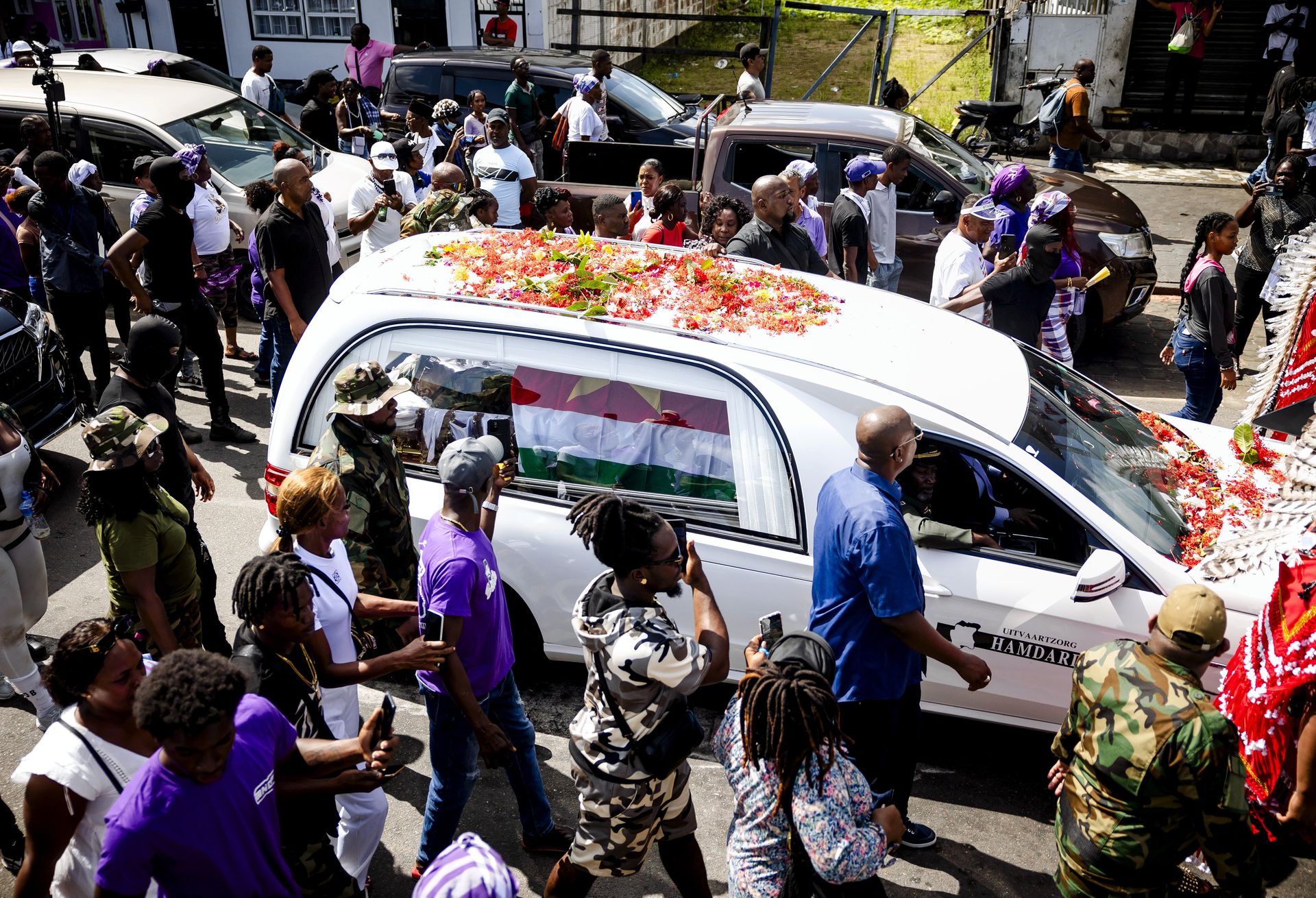 Tienduizenden nemen afscheid van Bouterse bij grootse uitvaart: ‘Hij ...