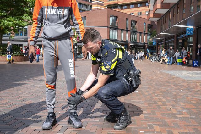 Amsterdam stopt per direct met preventief fouilleren - NRC