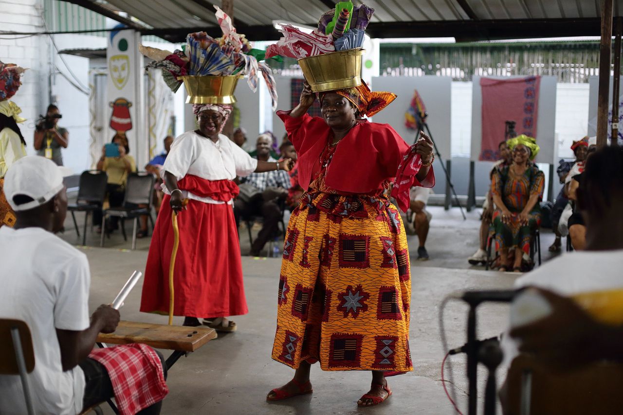 Bij het formuleren van een antwoord op de Nederlandse excuses zet ...