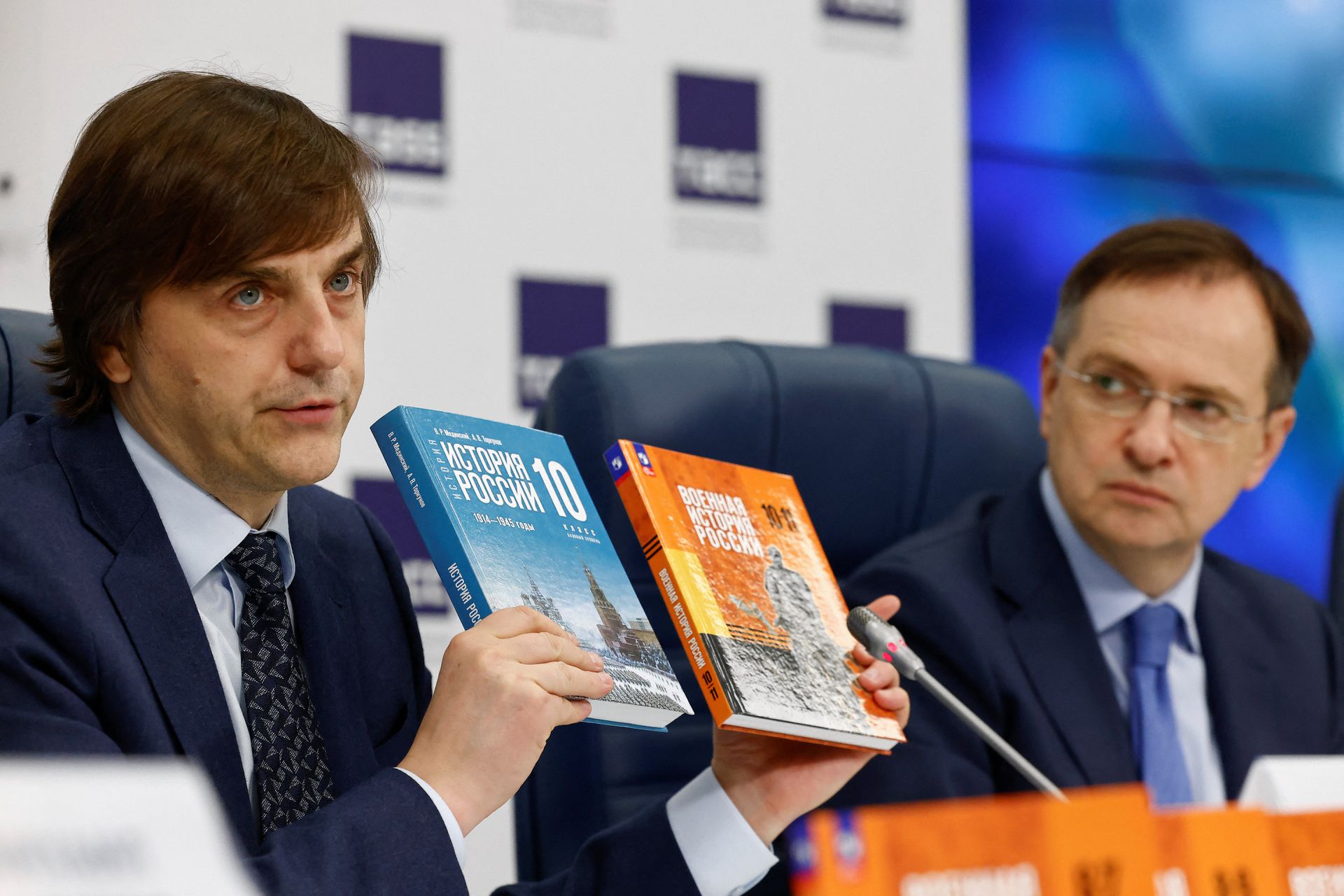 Rusland herschrijft de geschiedenis met nieuw schoolboek en vergelijkt ...