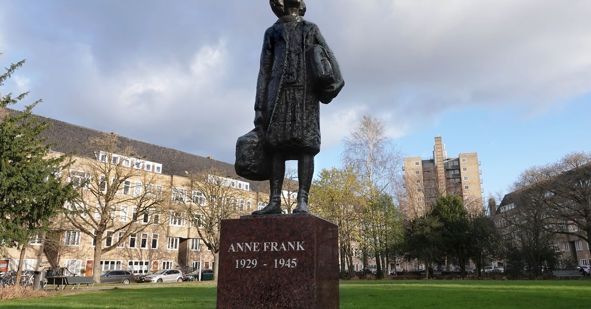 Standbeeld van Anne Frank beklad: handen rood geverfd en 'free Gaza' op ...