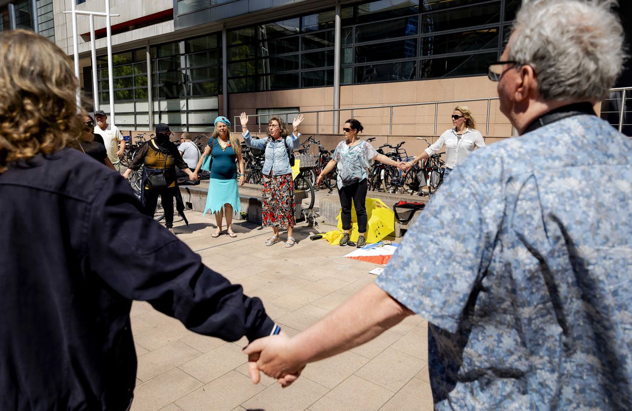 Rechter: complotdenkers moeten stoppen met online verhalen over ...