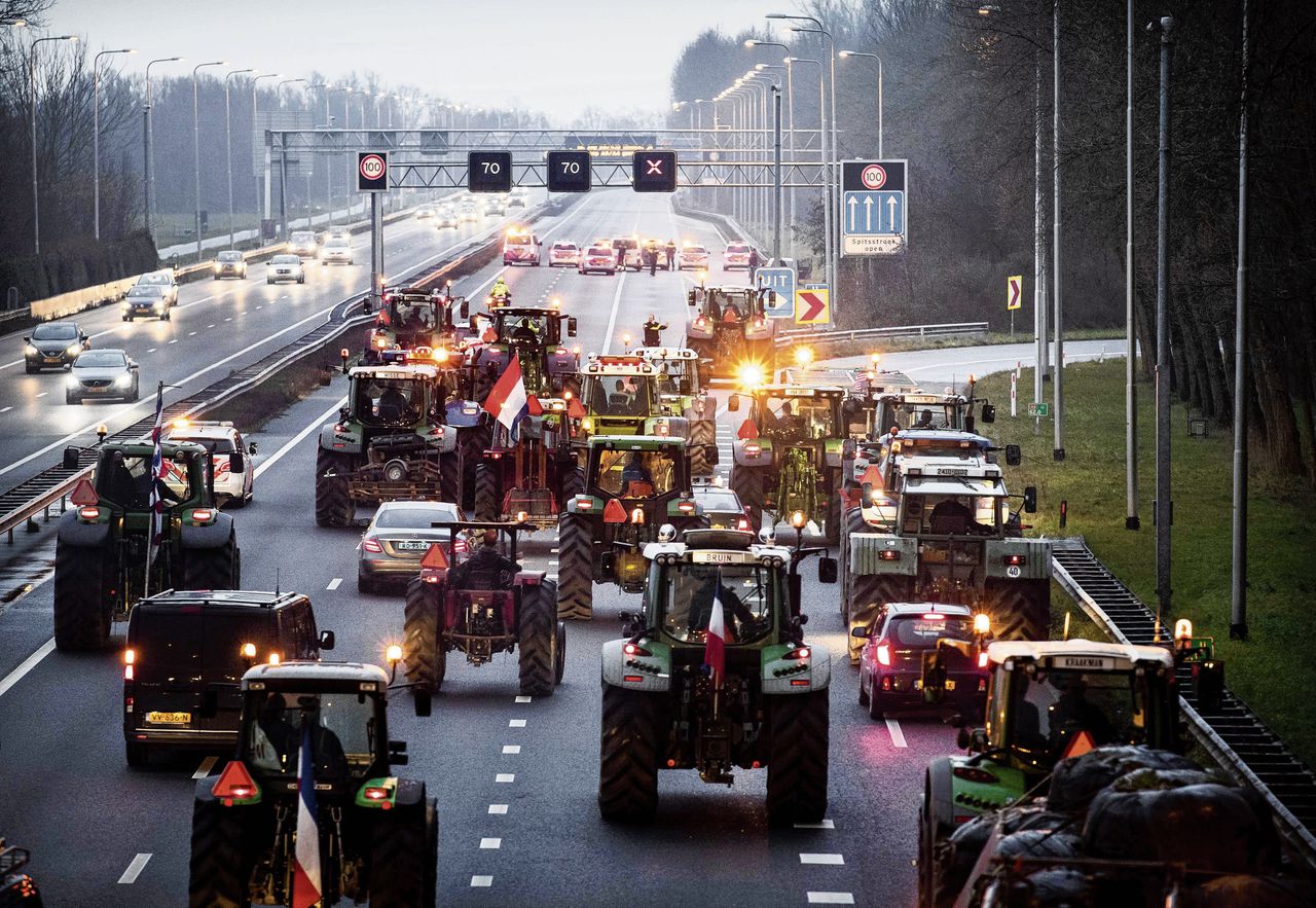 Protest boeren en bouwers: lange files, korte blokkades - NRC