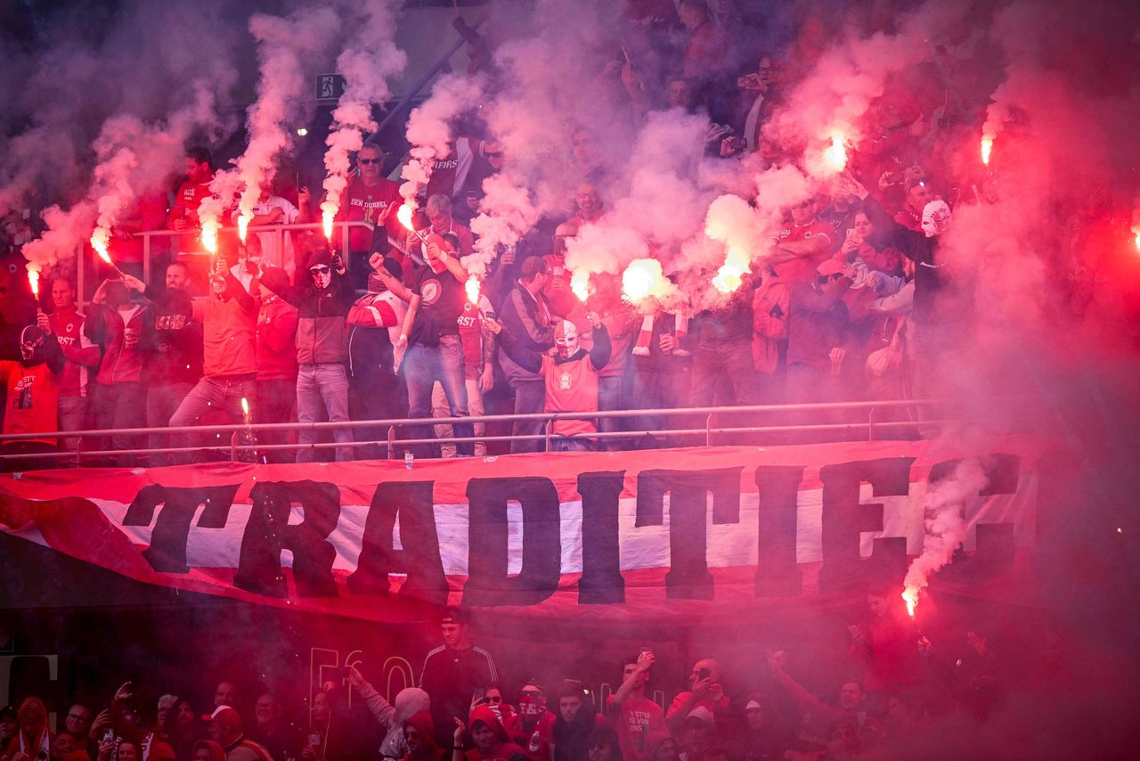 Dirk Kuijt loopt verloren rond, als Beerschot-hooligans wéér vuurwerk ...
