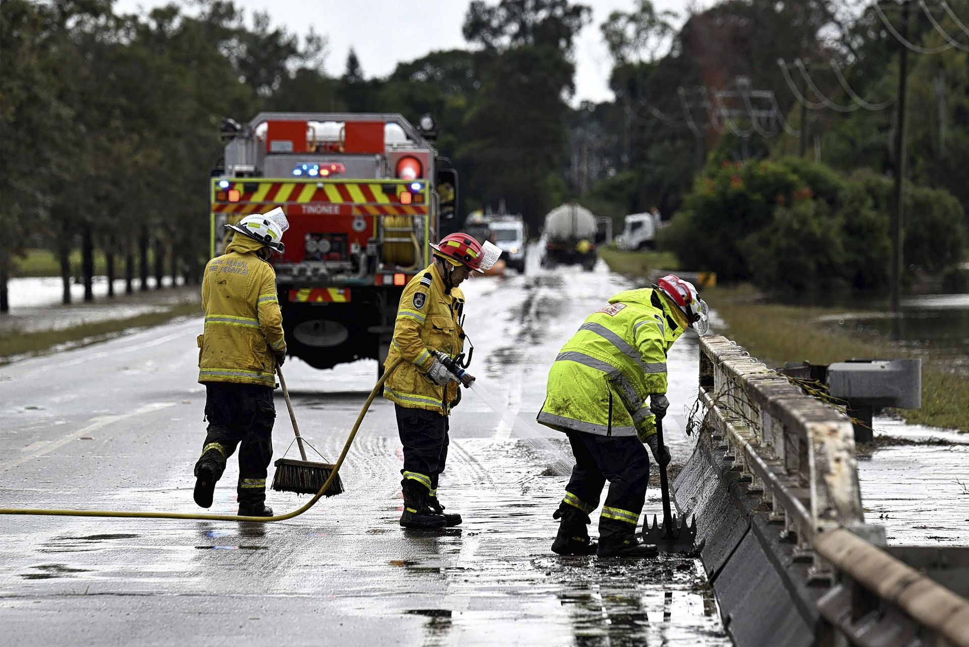 Inwoners van Zuidoost-Australië peddelen door ondergelopen straten na ...