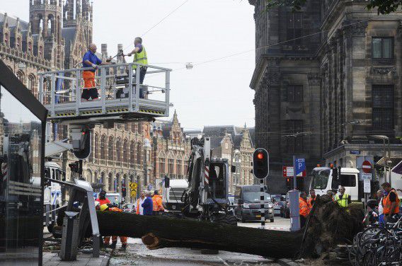 Storm eist leven in Amsterdam, veel schade in andere delen van ...