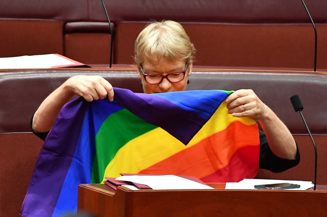 Senaat Australië stemt in met legalisering homohuwelijk - NRC